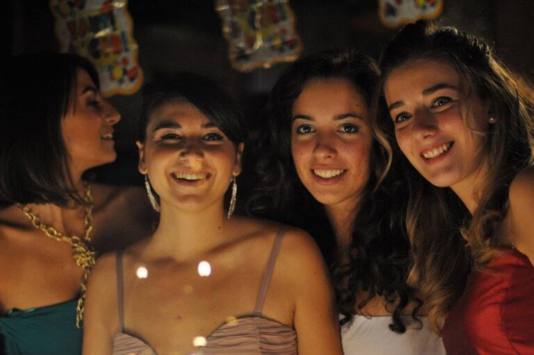 12 EASY ways for making friends in a new city